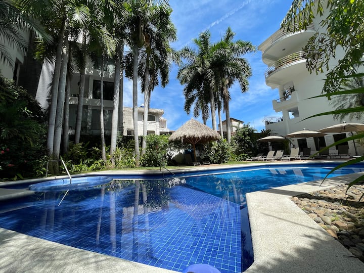 Large, Luxury Apt In Central Zona, 4 Mins To Beach - Conchas Chinas