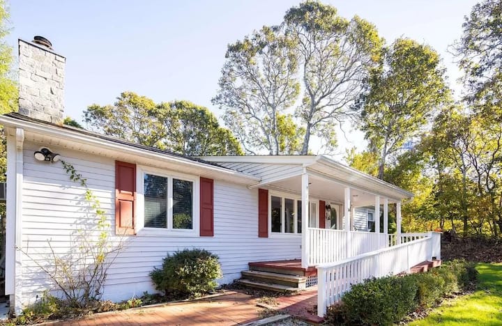 Charming Beach Cottage Perfect For Families - Montauk, NY