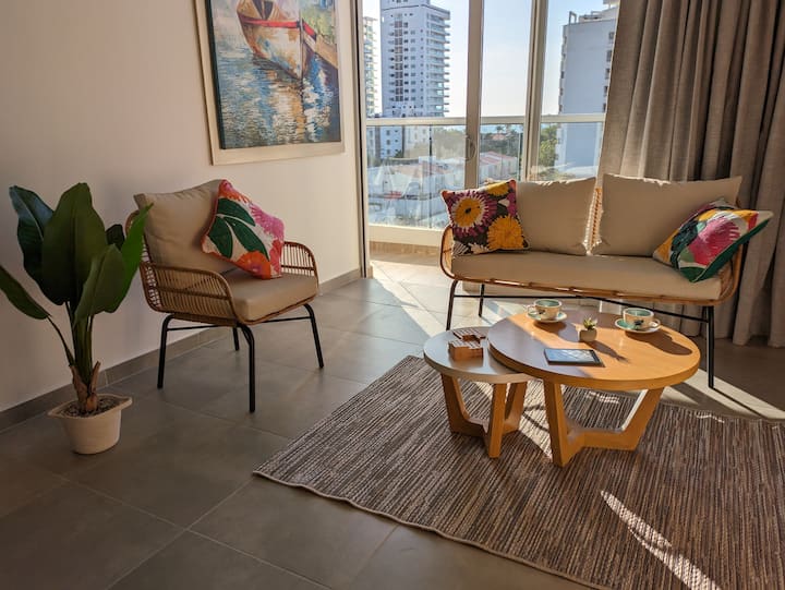 Sunny Apt. 2 Blocks From Beach - Colombia