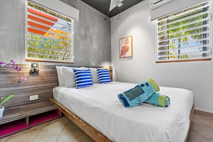 Stateroom 4 / Walk To Beach / In-site Parking - San Juan