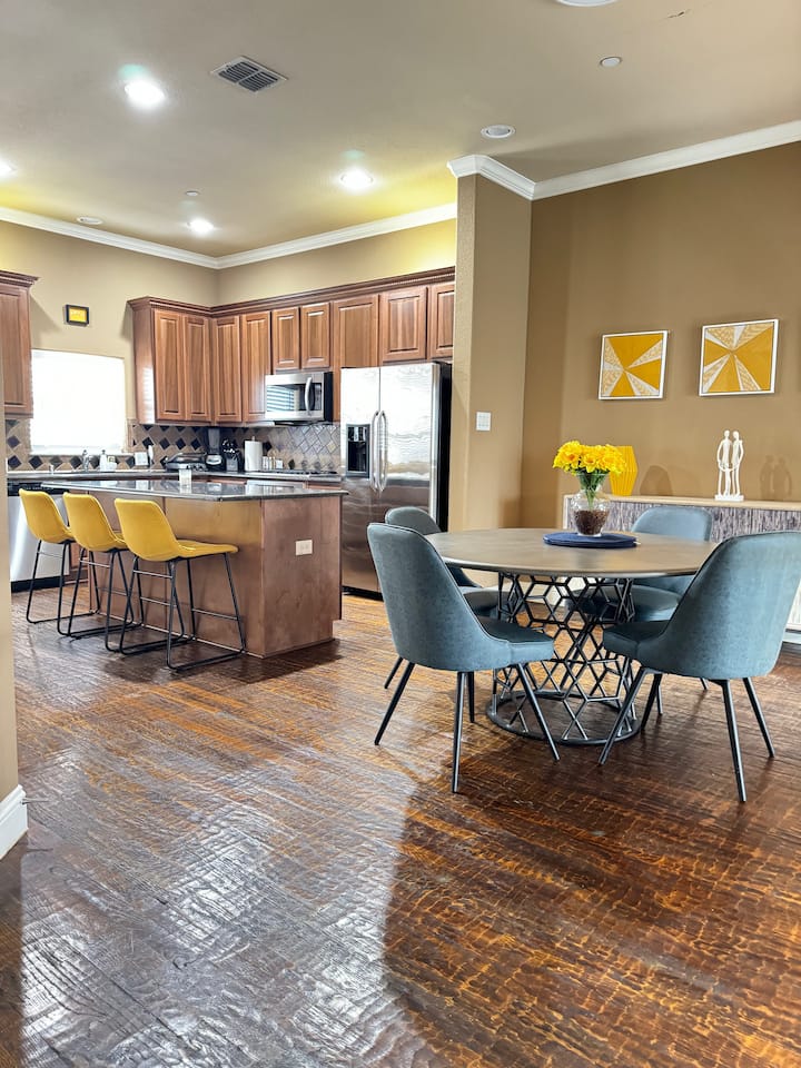 Chic Luxury Townhouse In Prime Legacy Shops Area - Plano, TX