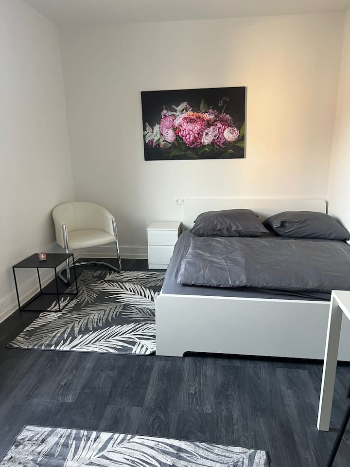 Genesis Apt. Room3 - Stuttgart