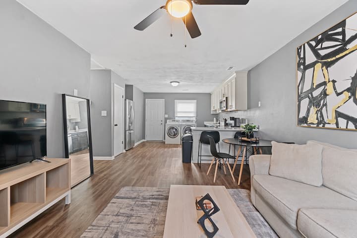 Newly Renovated Home Just Minutes From The Bay! - Norfolk, VA