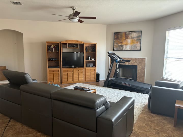 Peaceful Homey Vacation Rental - Helotes, TX