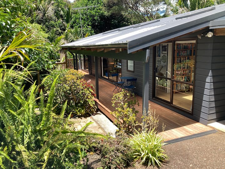 Tranquil Rocky Bay Retreat - Maraetai