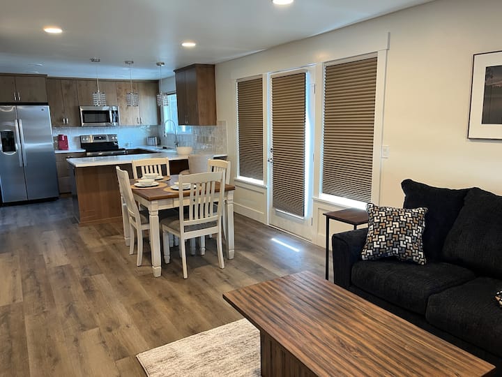 Luxurious 2 Bedroom Near St. Charles Hospital - Bend, OR