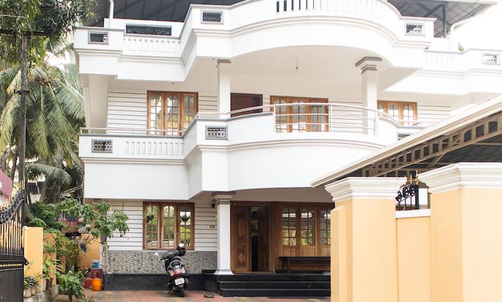 Jaalakam Retreat: Ac 4 Bedroom Villa In Thrissur - Thrissur