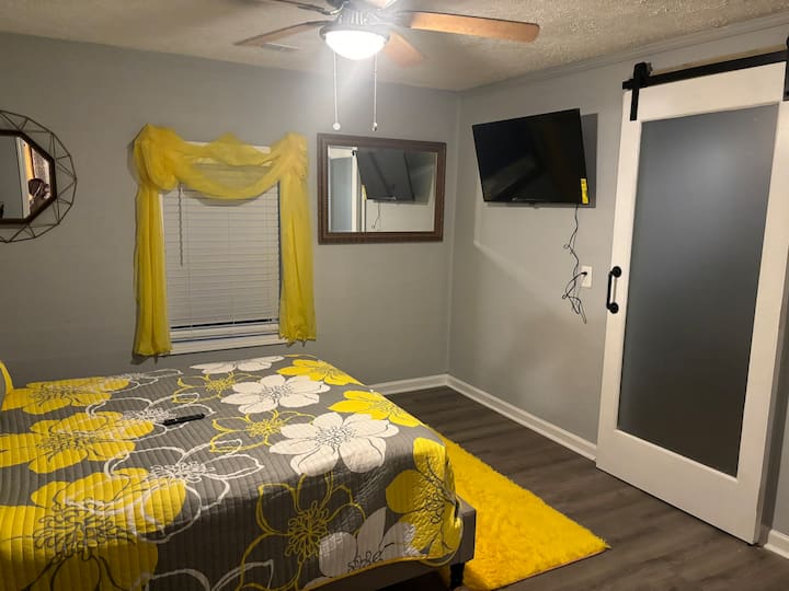2bedroom Cottage & Bonus Room (Desk/lounge Area) - Stone Mountain, GA