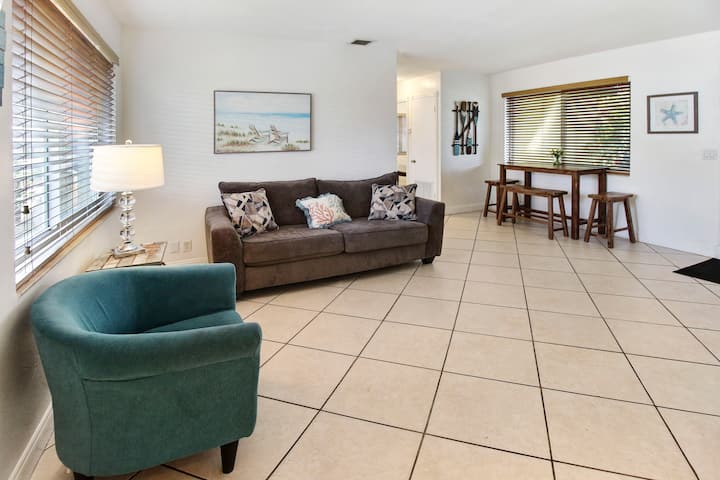 The Beachy Bungalow! Just 6 Min To The Beach - Deerfield Beach, FL