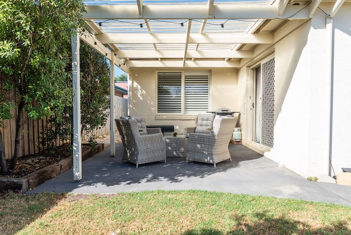 Charming Cottage, 7 Mins Walk To Beach And Golf! - Torquay