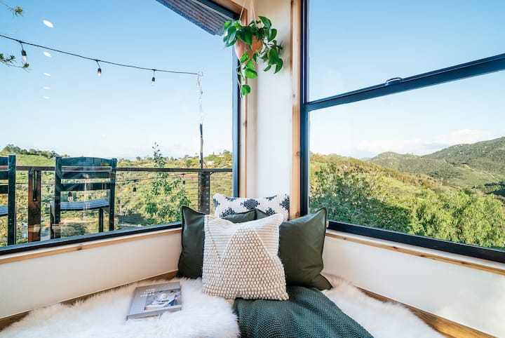 Mountain Top Tiny Home & Hot Tub - Vista, CA