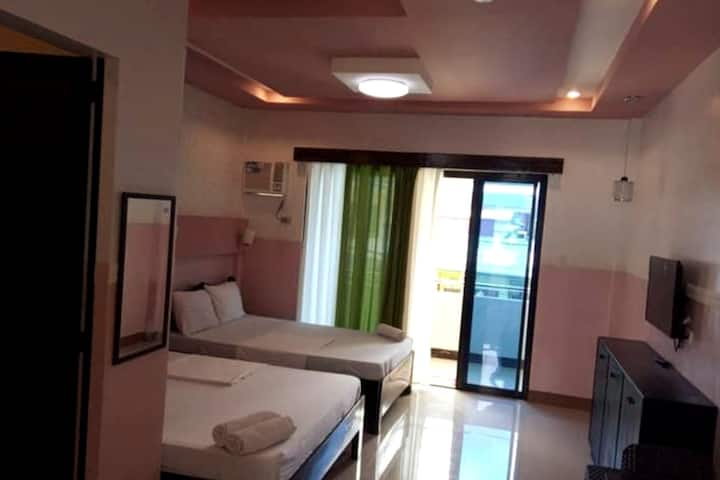 Deluxe Room At Luisiana Travellers Inn - Majayjay