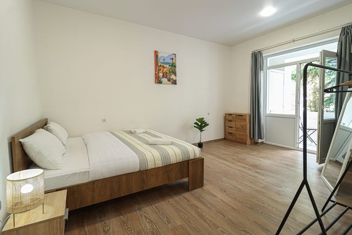 Cozy Apartment In A Great Location-by Wehost - Tbilisi