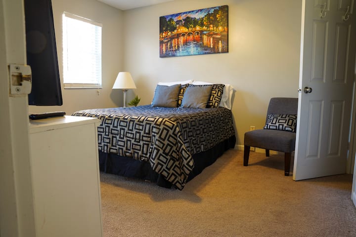 Cozy Urban Sanctuary - Hoover, AL