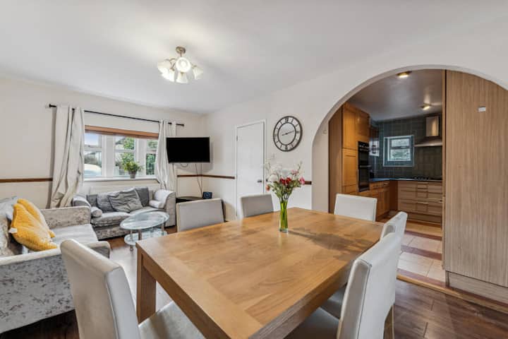 Large House W/ Parking In London - Harrow