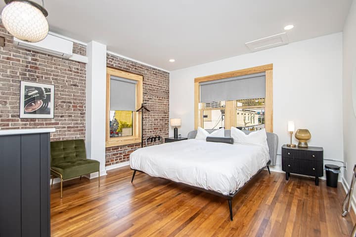 King Bed Stylish Studio In Heart Of Downtown - Hot Springs, AR