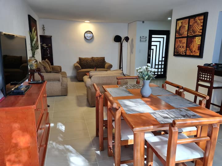 Casa Faisanes  Cerca Poliforum Para 16 Personas - León, Mexico