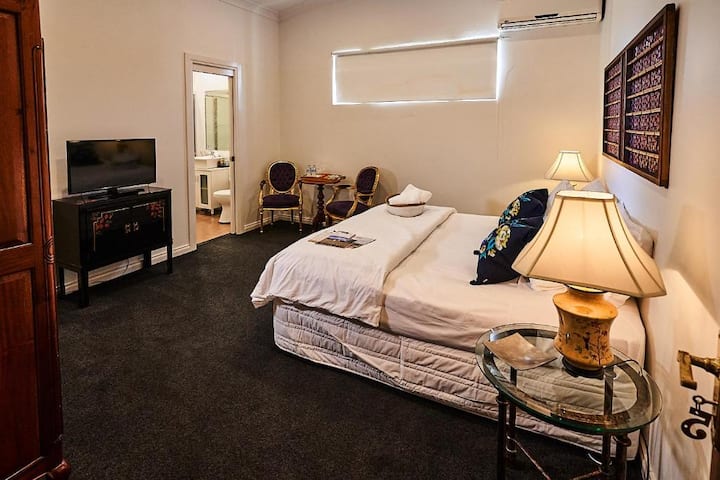 The Brambles Suite - The Bronte Room 5 - Hinton