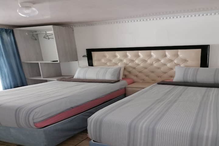 11pax, 4 Bedroom Neat Backpacker - Phuthaditjhaba
