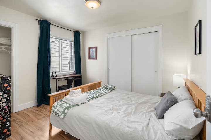 Tulip Room: Private Bedroom, Shared Bath - Renton, WA