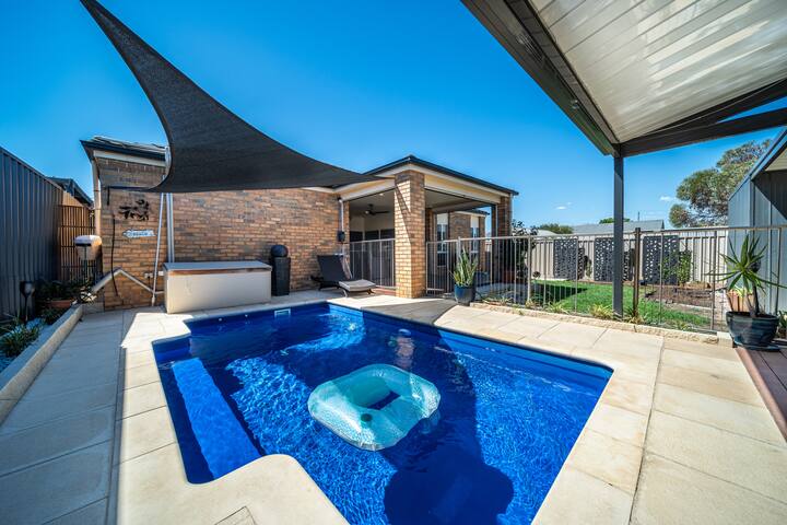 Sailors' Retreat 3br Pool Beach Study - Port Adelaide