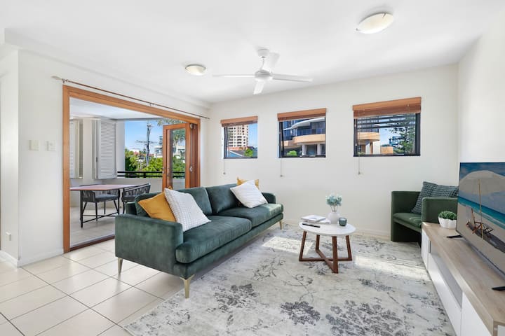 Home-sized 4br W/ 2 Car Parking ~ 350m From Beach! - Surfers Paradise