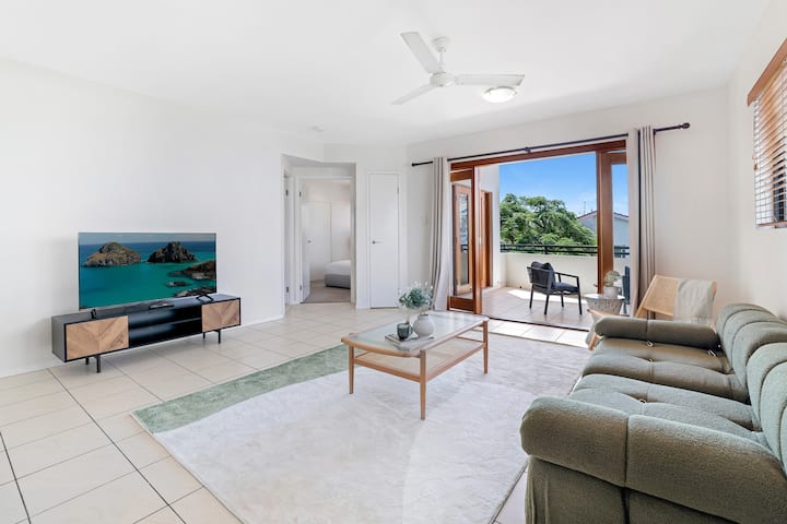 Bright & Airy 2br W/ Car Park ~ 350m From Beach! - Broadbeach