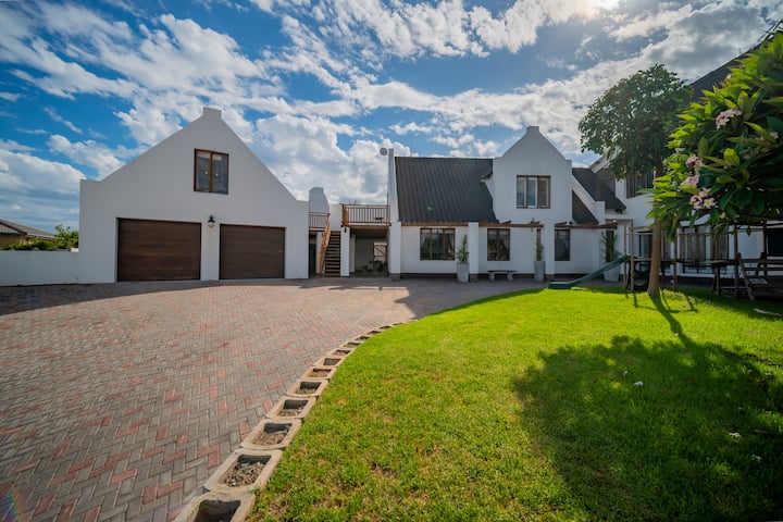 Luxury Home With Beautiful Sea/mountain Views - Jeffreys Bay