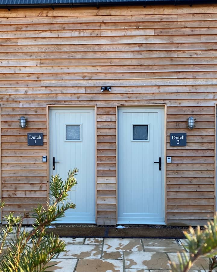 Dutch 1, Semi Detached Barn - Cotswold Wildlife Park & Gardens
