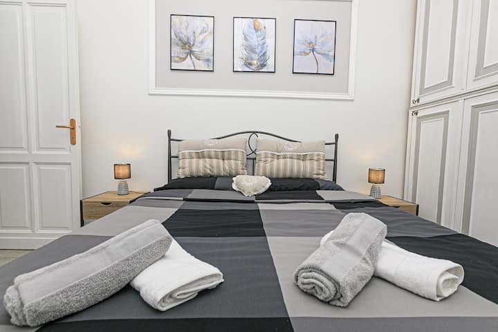 Splendid Penthouse, Large Terrace - Private Park - Genova