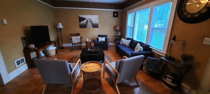Charming Farmhouse - Salem, OR