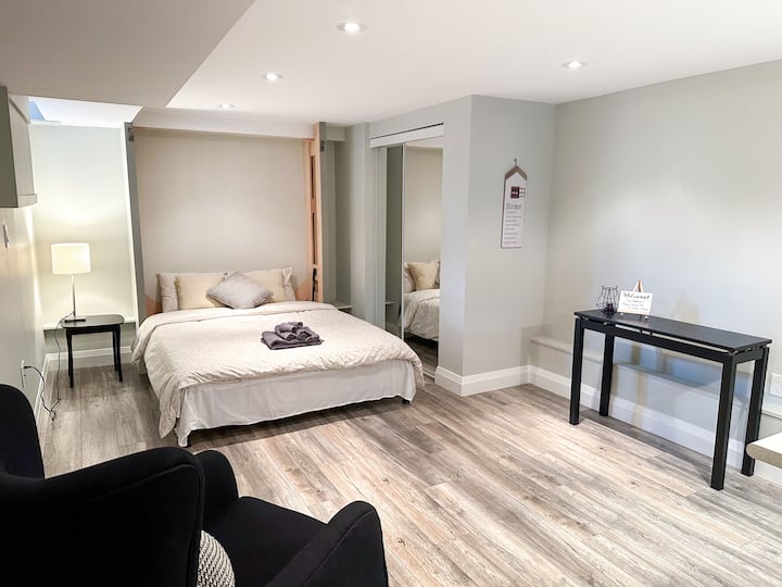 Beautiful Studio Ensuite Near Td - Toronto