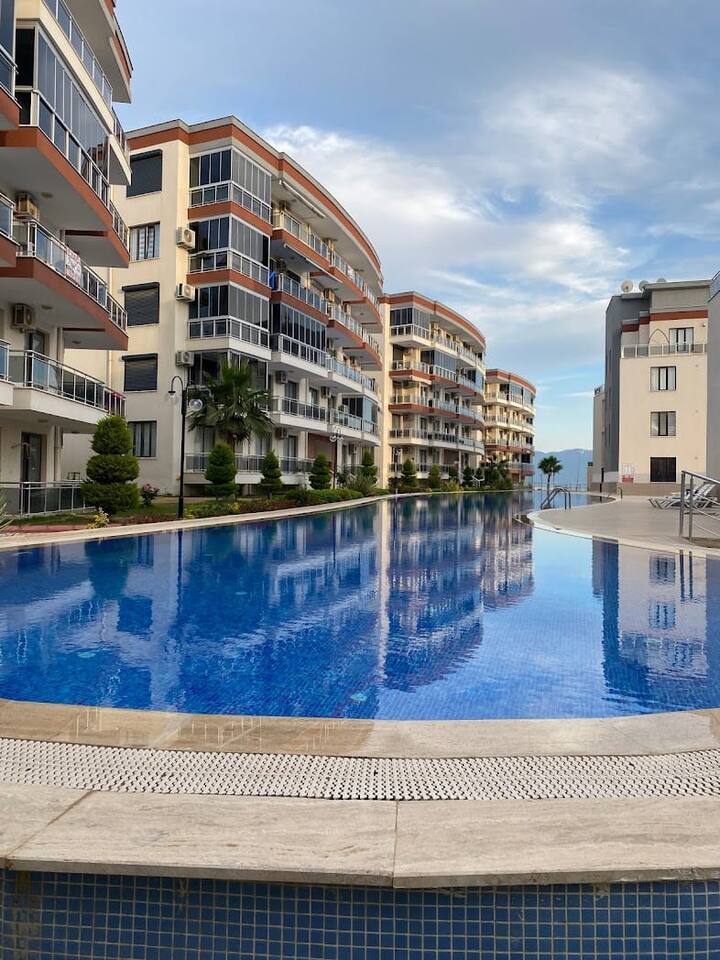 Muazzam Manzaralı Havuzlu Geniş Daire - Kuşadası