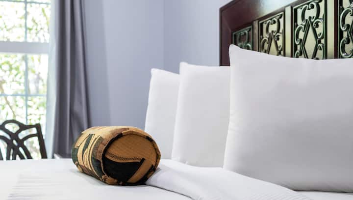 Greenleaf Hotel's Deluxe Getaway 3 - Long Beach, CA