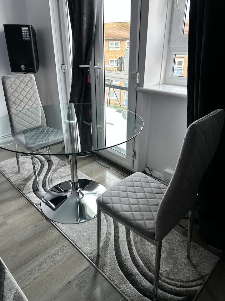 East London Flat-1 Min Walk To Upton Park Station. - East Ham - London