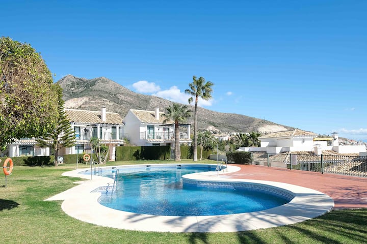 Bonita Casa Adosada De 4 Dormitorios. - Benalmádena