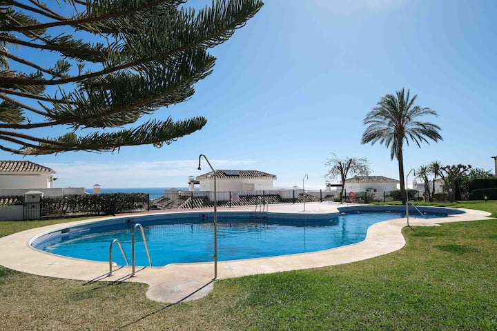 Bonita Casa Adosada De 4 Dormitorios. - Benalmádena