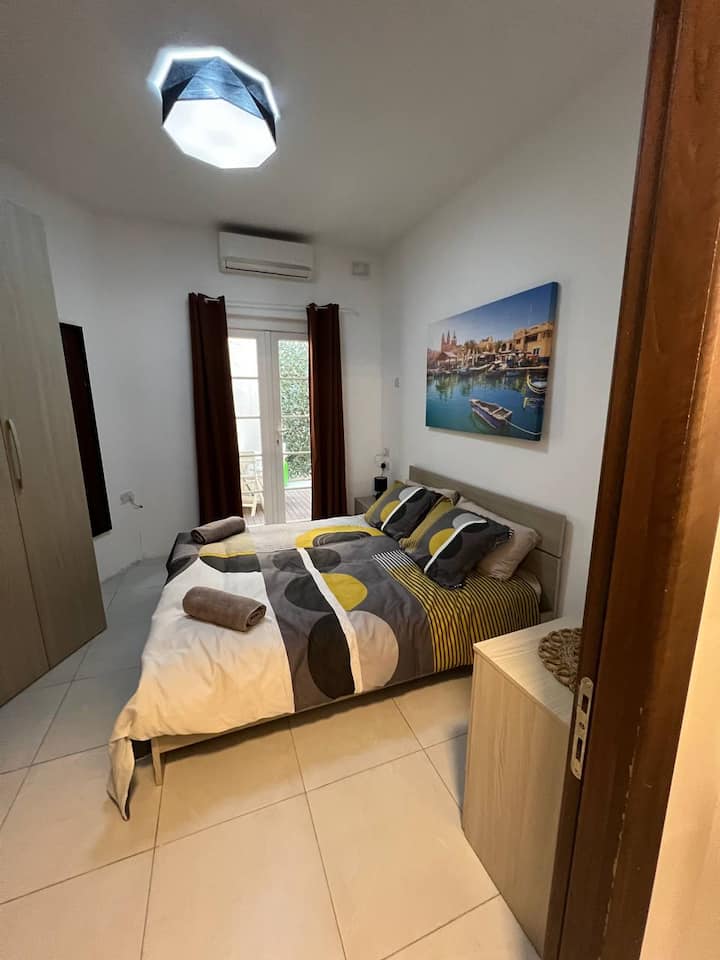Cozy Nest: A Tiny City Charm Maisonette - Malta
