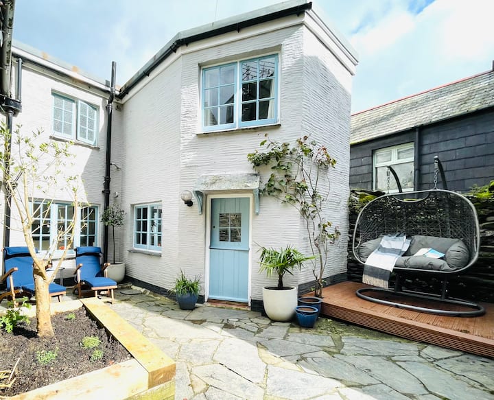 Stylish Cottage With Sunny Courtyard Garden - United Kingdom