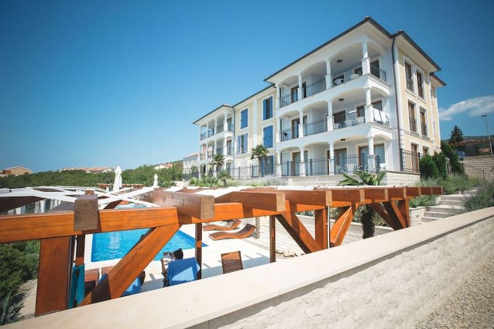 Beachfront Apartment With Pool, Beautiful View - Novi Vinodolski