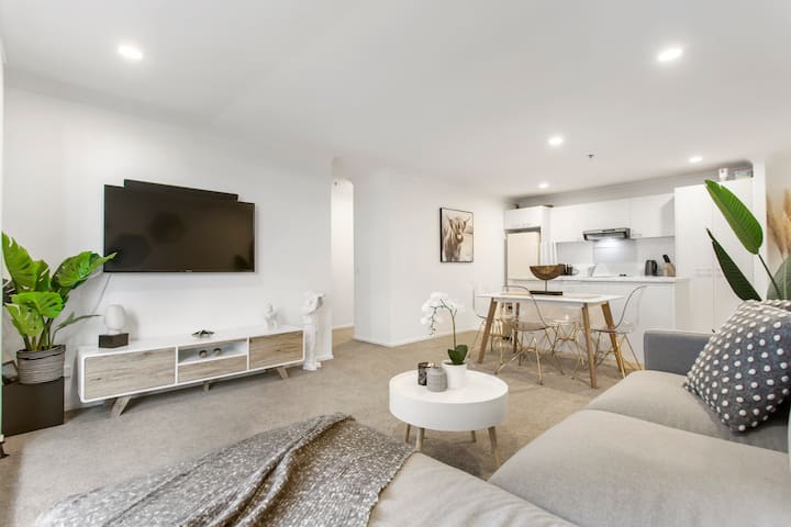 Spacious 3bd Apartment With Carpark - Auckland