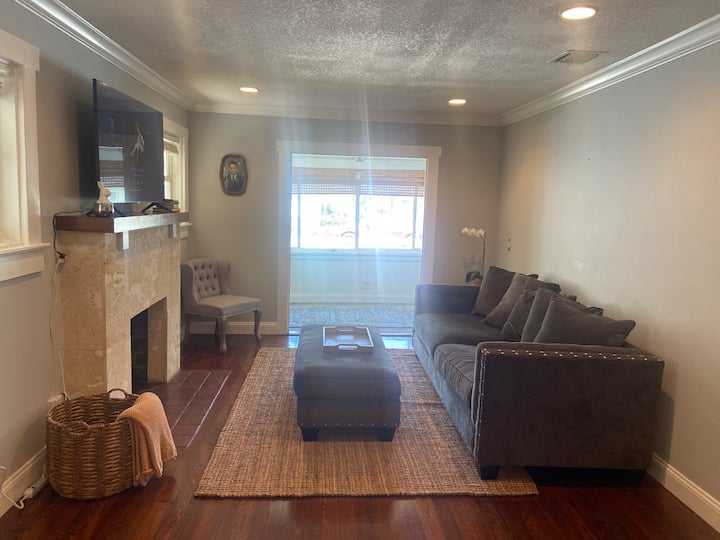 West Palm Beach Bungalow With Swimming Pool - West Palm Beach, FL
