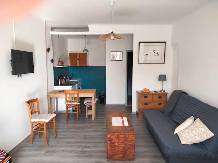 Studio ,
Pièce Unique - Mazan