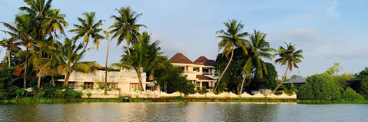 The Ambassador's Residence:lakeside Villa In Kochi - Kochi
