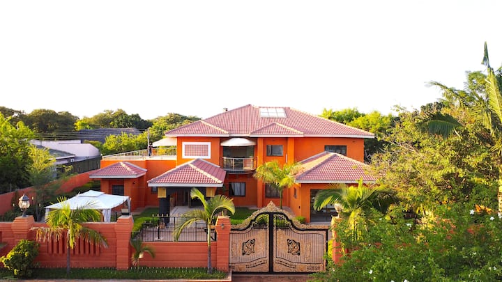 Regina Francesca Villa. Entire - Victoria Falls
