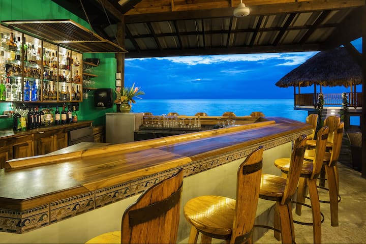 Luna Sea Inn - Room 9 Dolphin Ocean View Side - Cave