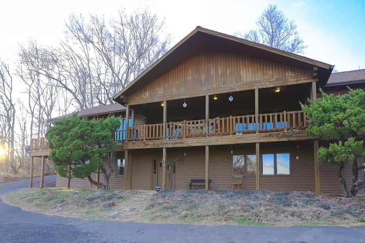 Sophisticated 5br Log Cabin: Breathtaking Views - Virginia Safari Park, Natural Bridge