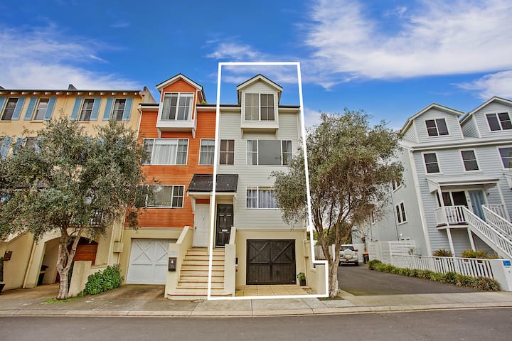 Breakwater Retreat - 4 Bedroom Beachside Apartment - Warrnambool