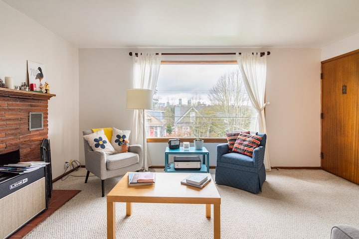 Clean & Comfortable In Madrona - Seattle, WA