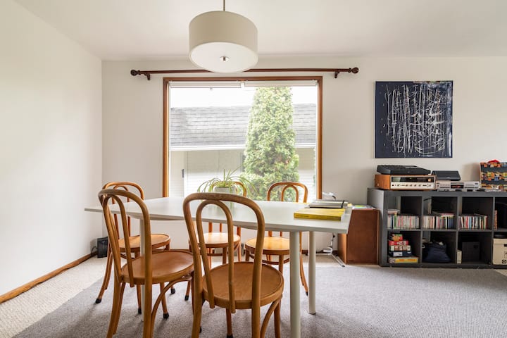 Clean & Comfortable In Madrona - Seattle, WA